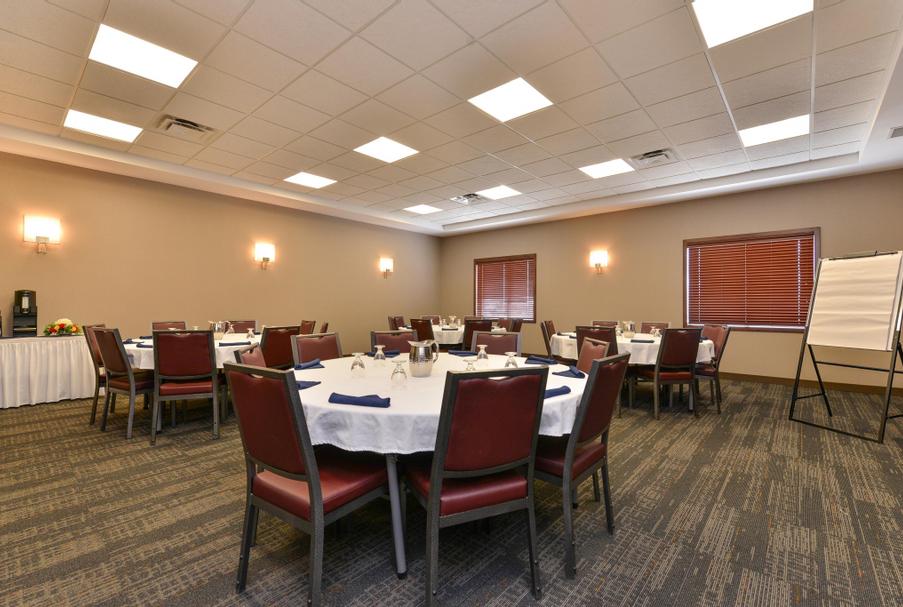 Wetaskiwin Hotel with Pool | Siding 16 Lodge | Official Site